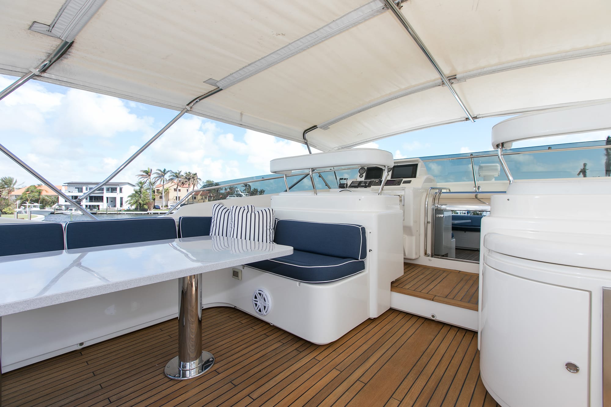 Mambo Yacht for Charter | 112 Custom Line 2004 | FGI
